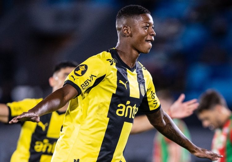 Matheus Babi celebra primeiro gol marcado pelo Peñarol